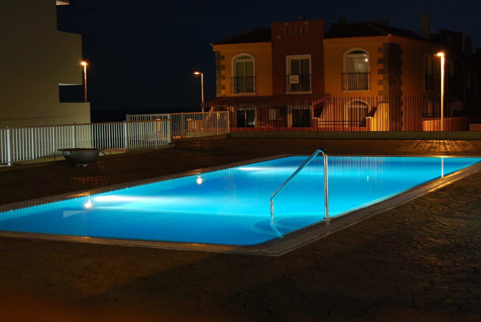 The Latest Trends in Pool Lighting in 2025